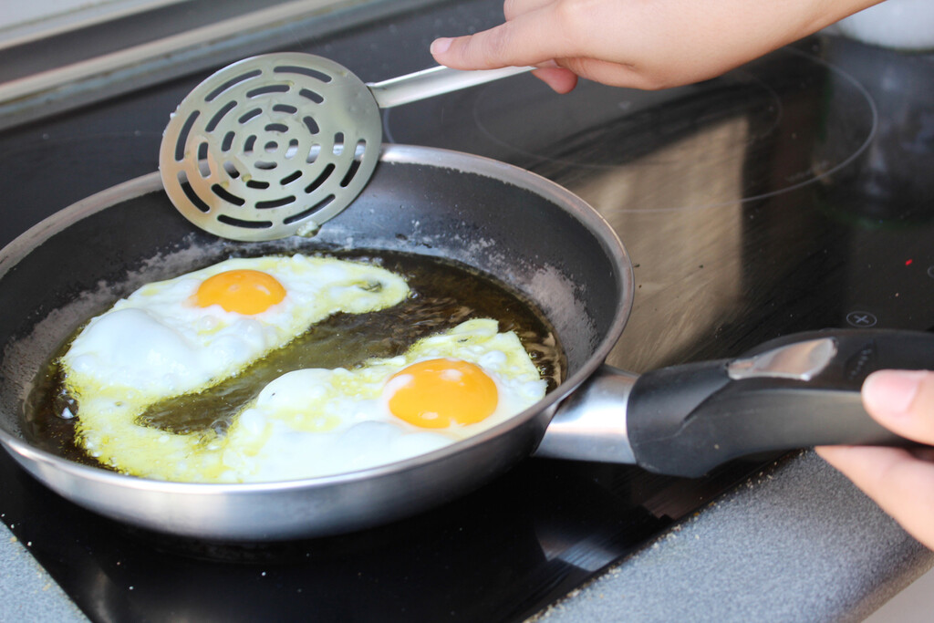 Cómo hacer los huevos fritos perfectos: trucos y errores a evitar, para ...