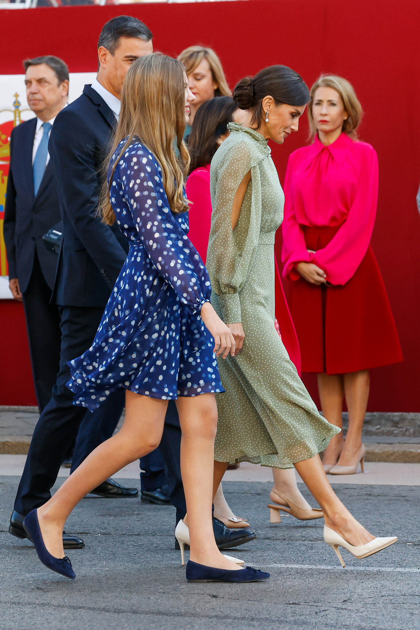 Doña Letizia luce el perfecto vestido de lunares de invitada en el Día ...