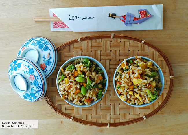Yakimeshi con arroz integral y edamame. Receta