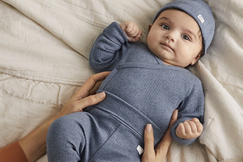 Las prendas de ropa extensibles que crecen con el bebé y el recién ...