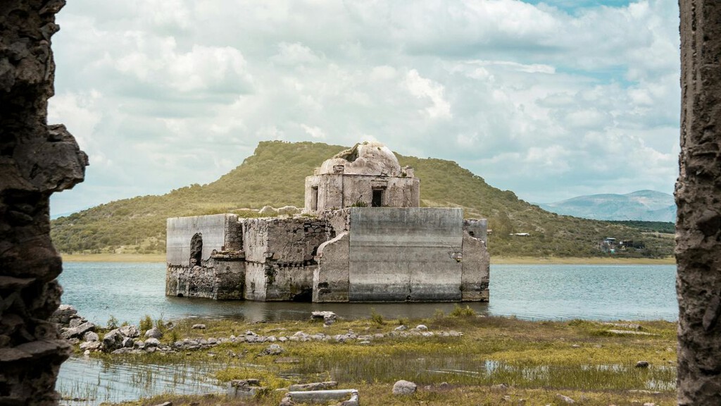 México: Kayak en iglesia hundida. - Columna Digital