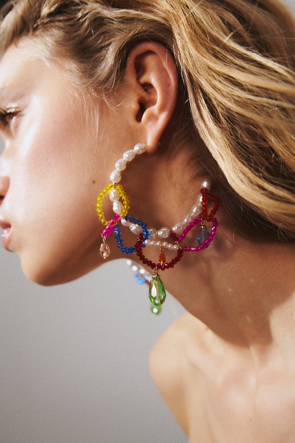 Cinco pendientes extra grandes para que tu look de invitada de boda sea ...