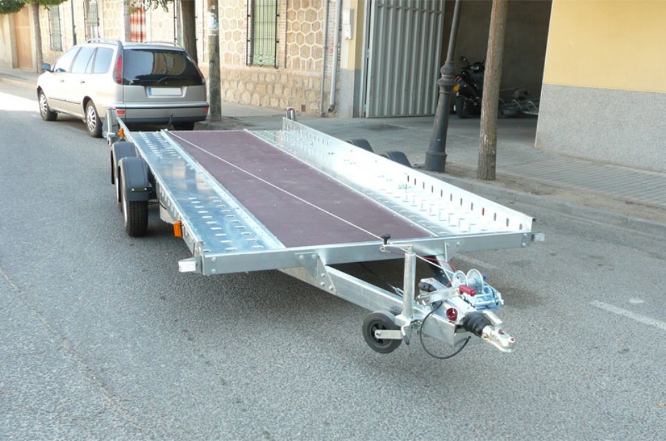 Cómo transportar un coche en un remolque sin incumplir el reglamento