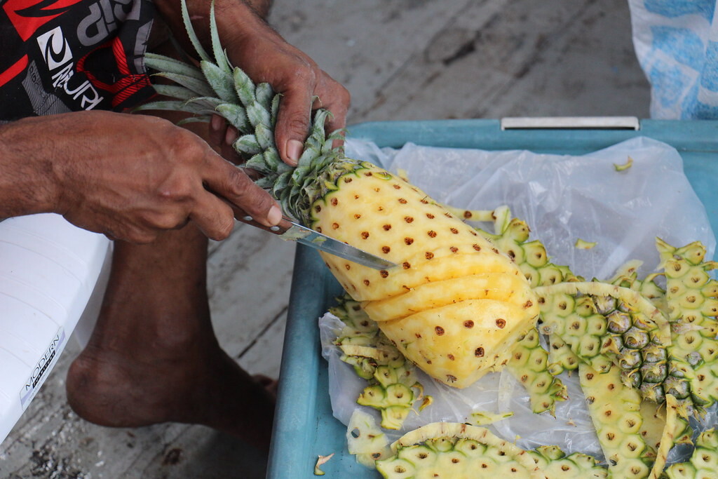 Cómo cortar y servir una piña fácilmente de varias formas diferentes ...