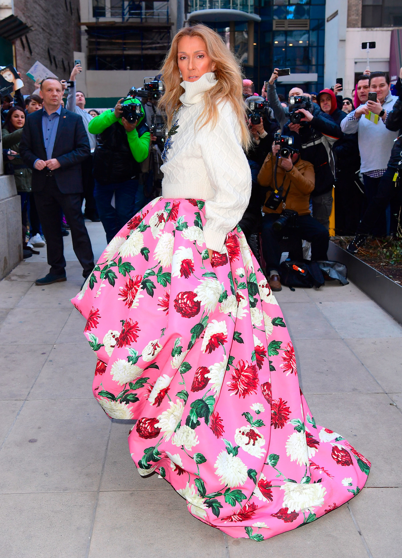 Céline Dion se convierte en Carrie Bradshaw con su llamativo estilismo