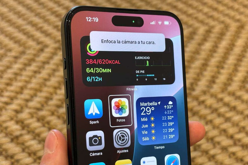 Si tienes iOS 18 puedes controlar el iPhone con los ojos. Lo hemos ...