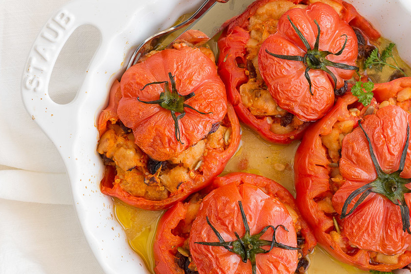 Tomates rosa rellenos de piñones y uvas pasas. Receta fácil, sencilla y ...