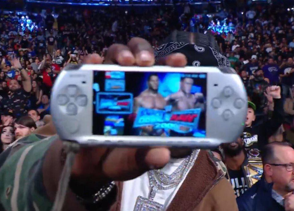 La mítica PSP apareció en un evento de la WWE, pero había un problema ...