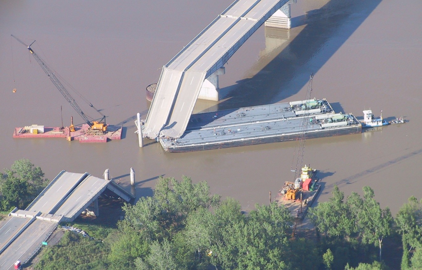 La insoportable levedad del puente: 13 derrumbamientos que te dejarán ...
