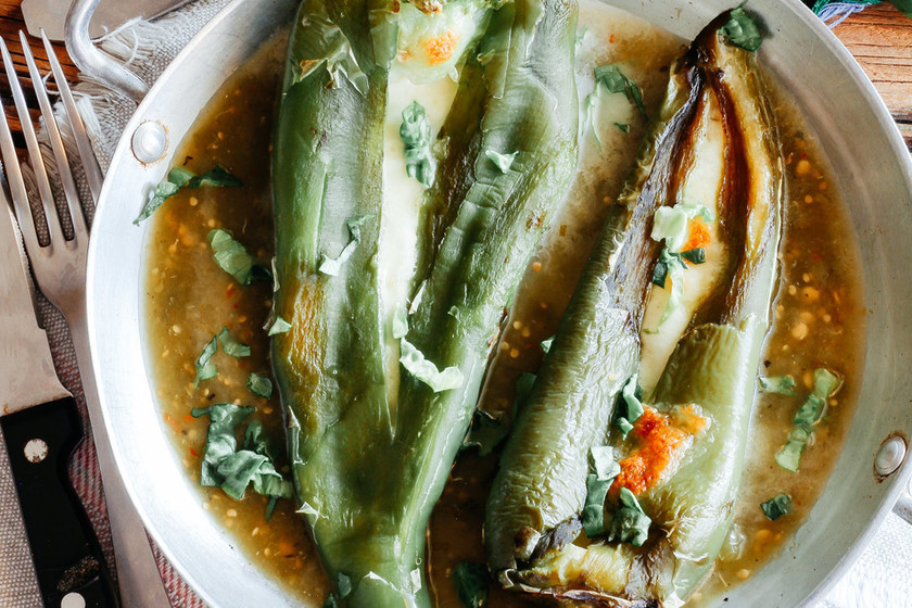 Chiles rellenos de queso mozzarella con salsa verde. Receta mexicana fusión