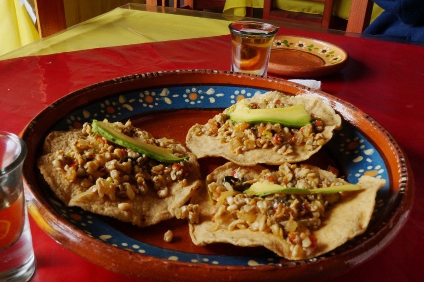 Cómo hacer tostadas de escamoles fácil y sencillo.