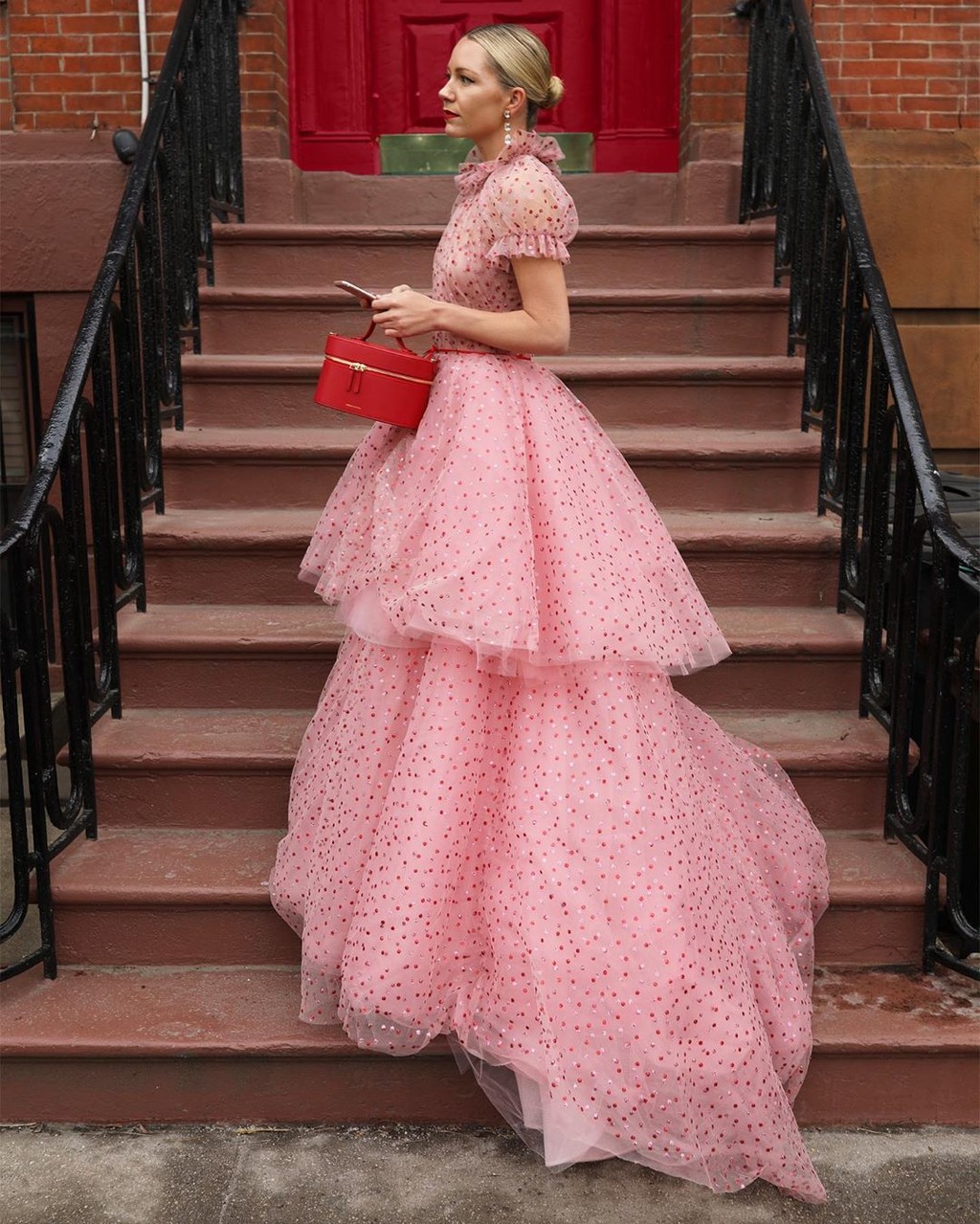 Distintas formas de combinar un vestido rosa con zapatos y bolso (y ...
