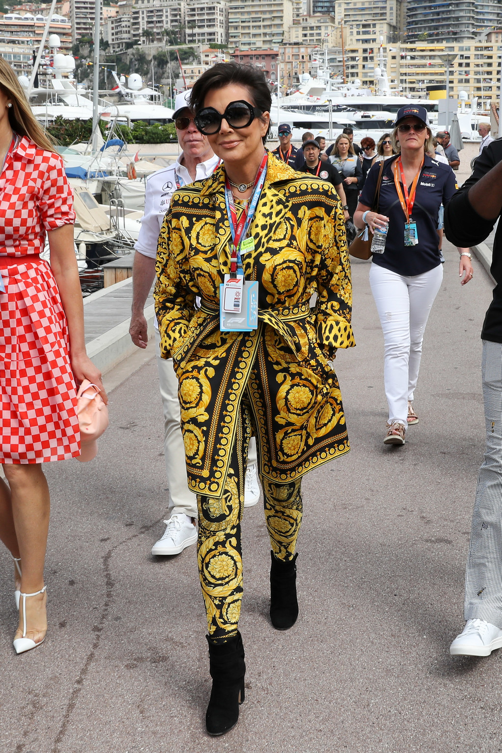 Kris Jenner asiste al Grand Prix de Mónaco vestida de Versace vintage.