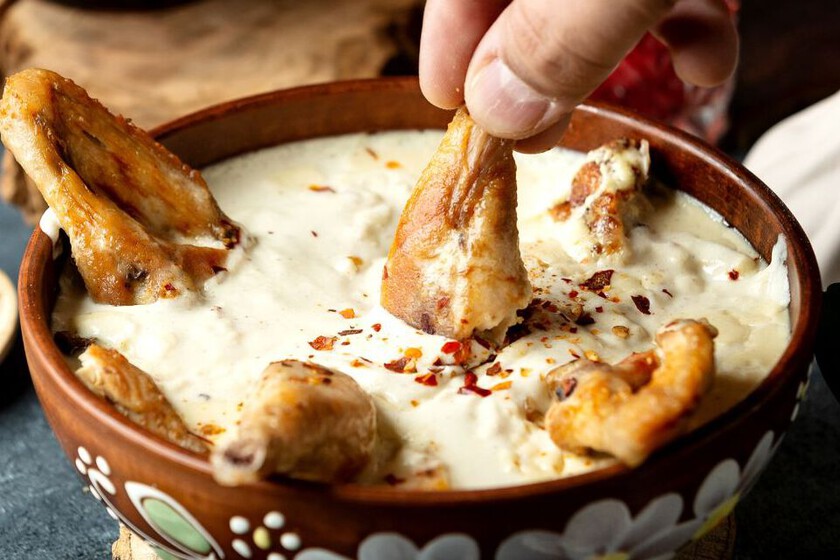 Sal de la rutina y prepara este mole blanco con pollo en solo 45 minutos