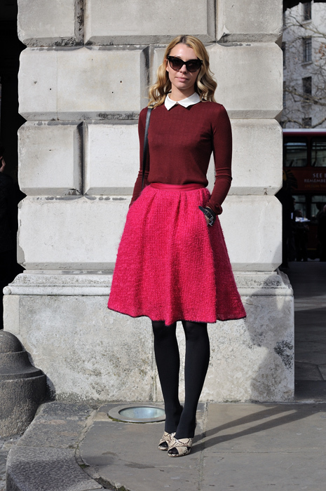 Un elogio al color en el street style de Londres por Alberto Bringas