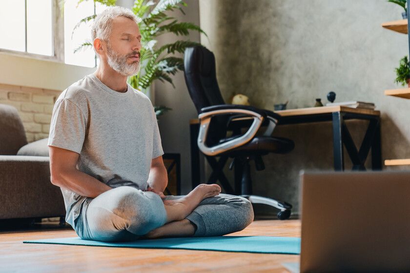 Practica Yoga sentado: 15 asanas de Yoga sin tener que levantarte