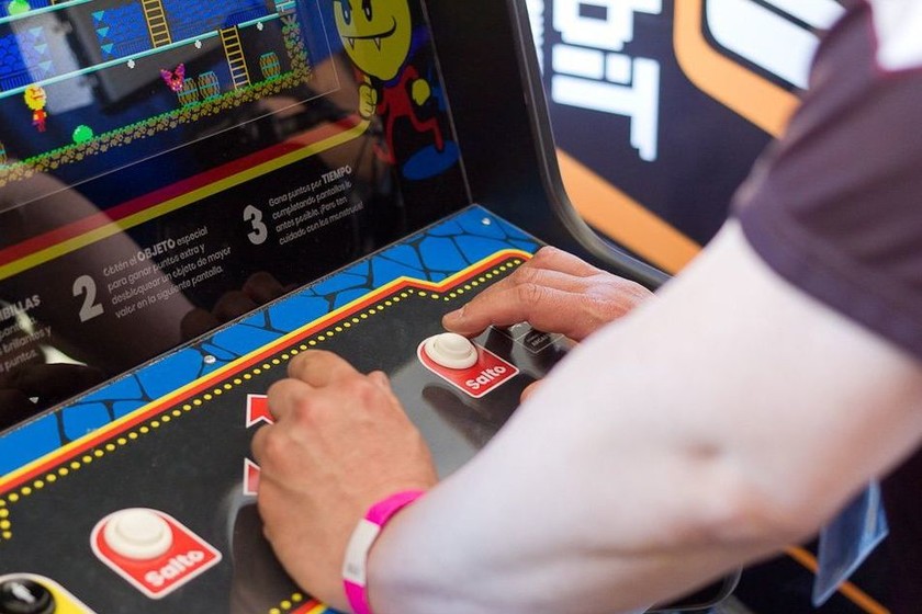 Darkula, el nuevo arcade de Locomalito inspirado en 1983, ya está disponible para su descarga. Y ...
