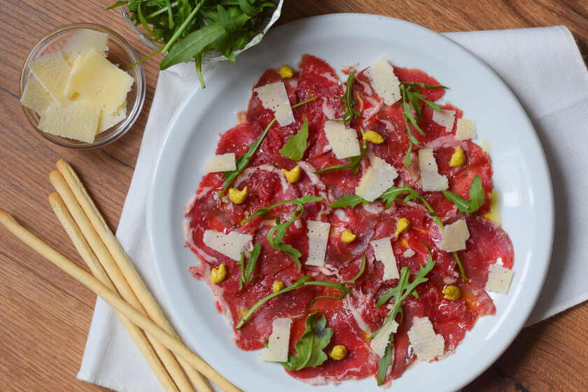 Carpaccio de ternera con parmesano: receta auténtica italiana con el ...