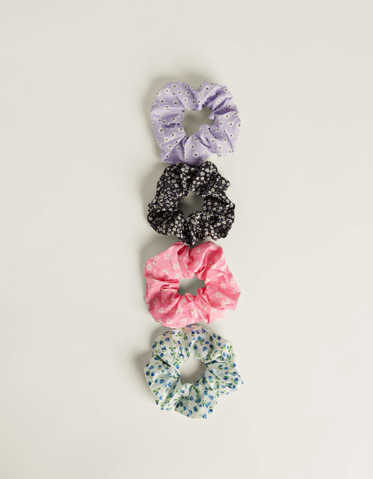 Los scrunchies ganarán protagonismo esta primavera 2020. Nueve modelos para decorar tu melena ...
