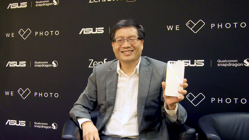 "Lo ideal sería tener tres cámaras en un móvil: una tele, otra normal y una tercera angular ...