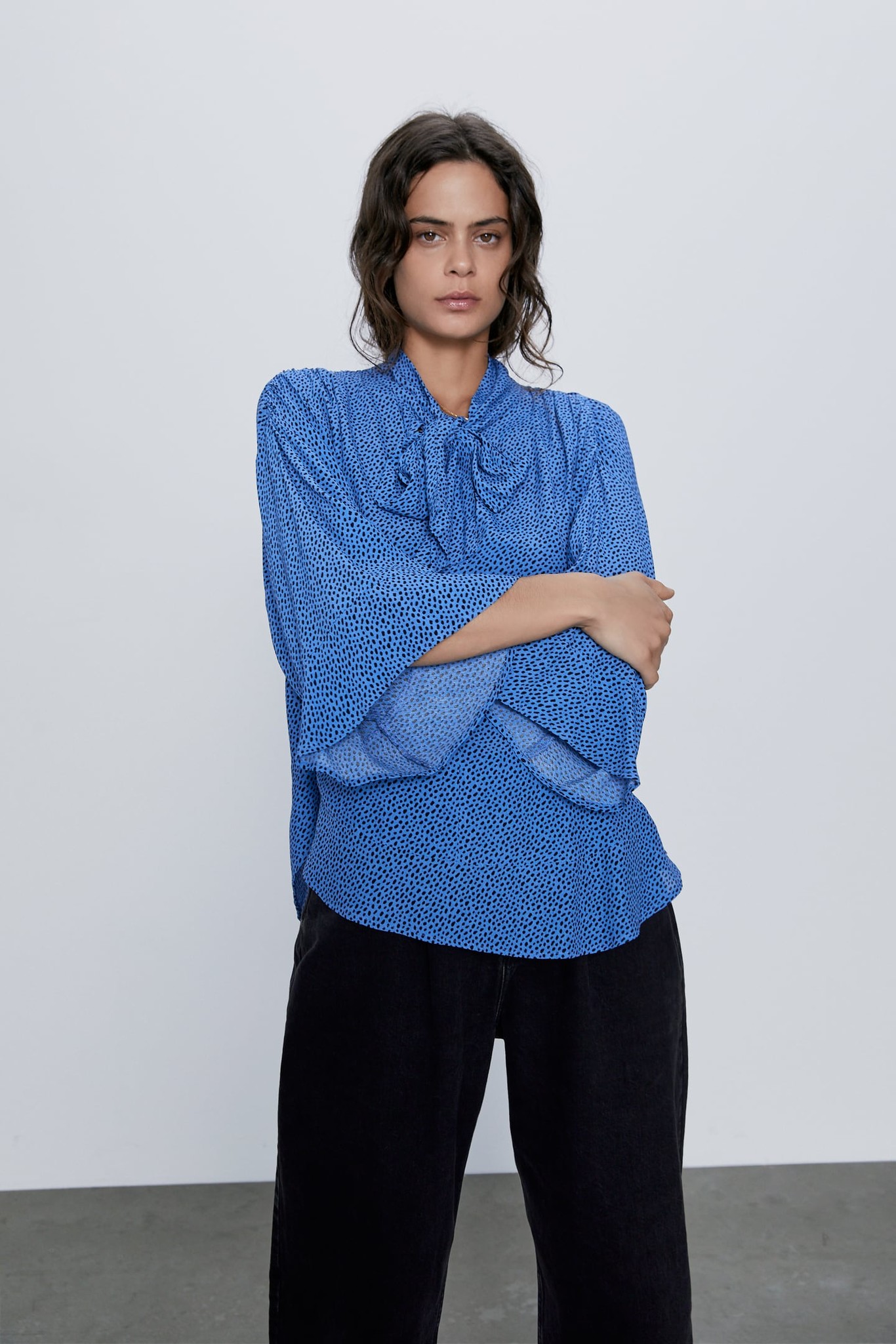 Zara tiene las 17 blusas y tops de tendencia más ideales para lucir ...