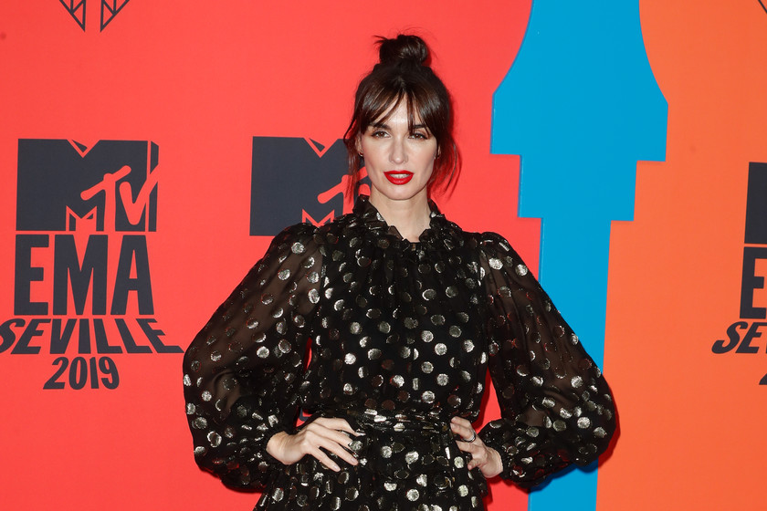 La celebridad Paz Vega en los MTV EMA 2019 con un vestido negro y dorado