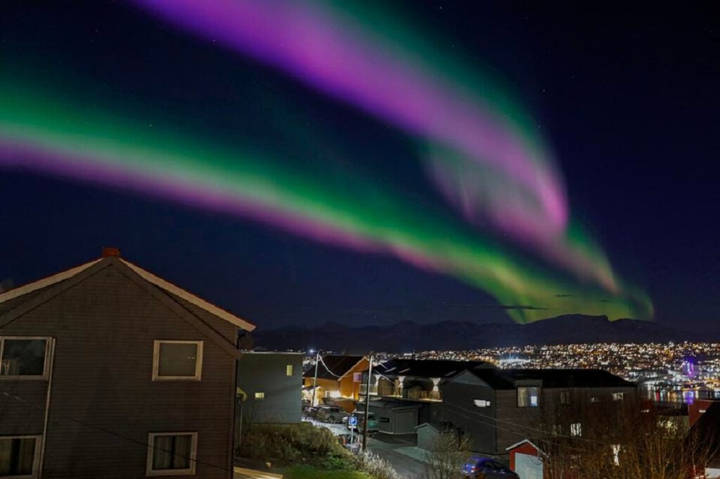 Auroras boreales rosas: el rarísimo fenómeno que se ha apoderado de los cielos de Noruega