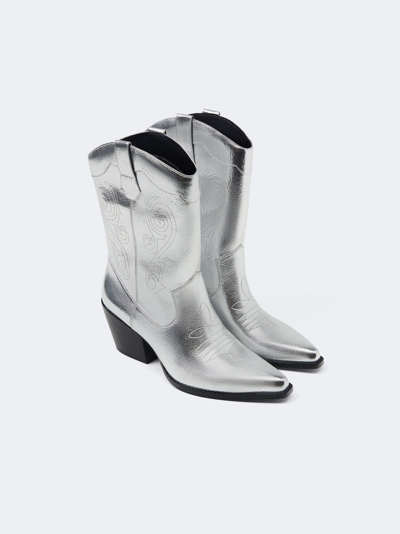 Las botas cowboy que llevaremos todo el otoño son de Lefties, plateadas ...