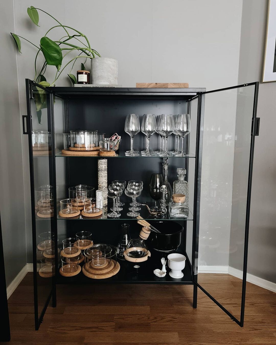 Siete vitrinas de Ikea para lucir tus mejores posesiones en el salón y ...