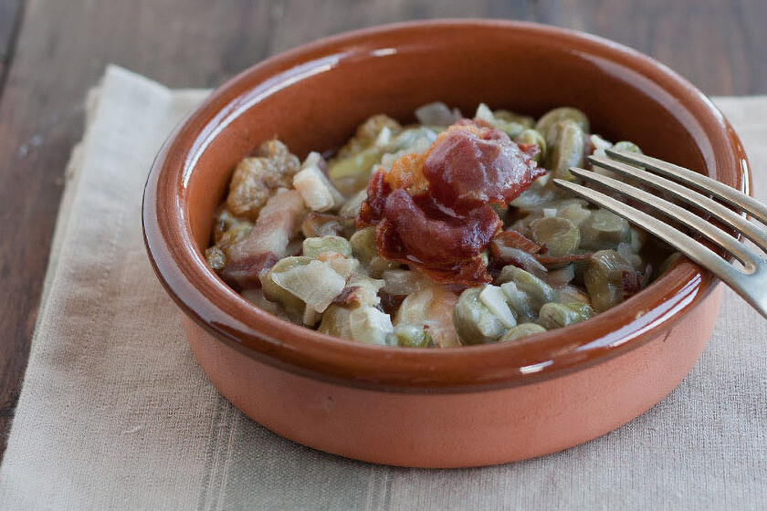 Habas o habitas frescas con jamón, la receta tradicional de toda la vida