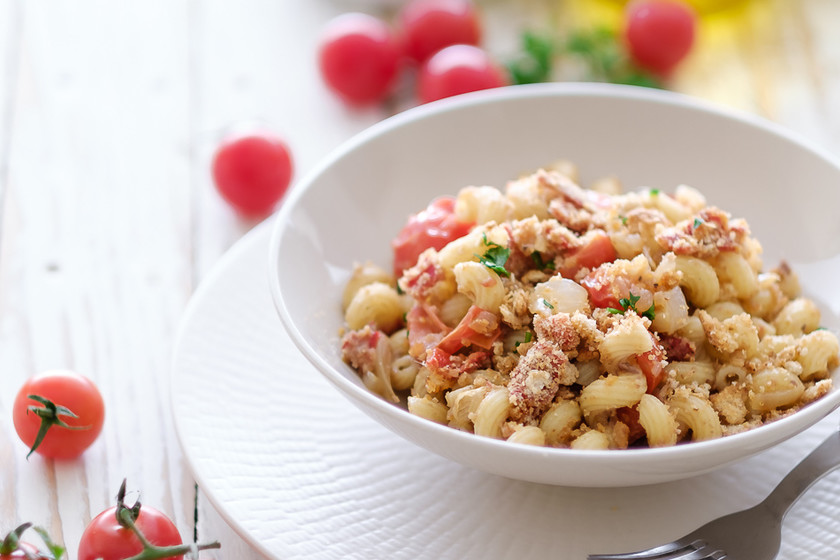 Pasta con pan crujiente, tomates cherry y anchoas. Receta de cocina ...