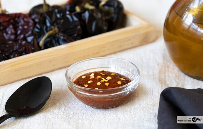 Cómo hacer salsa harissa casera, receta picante de cocina árabe y de Túnez