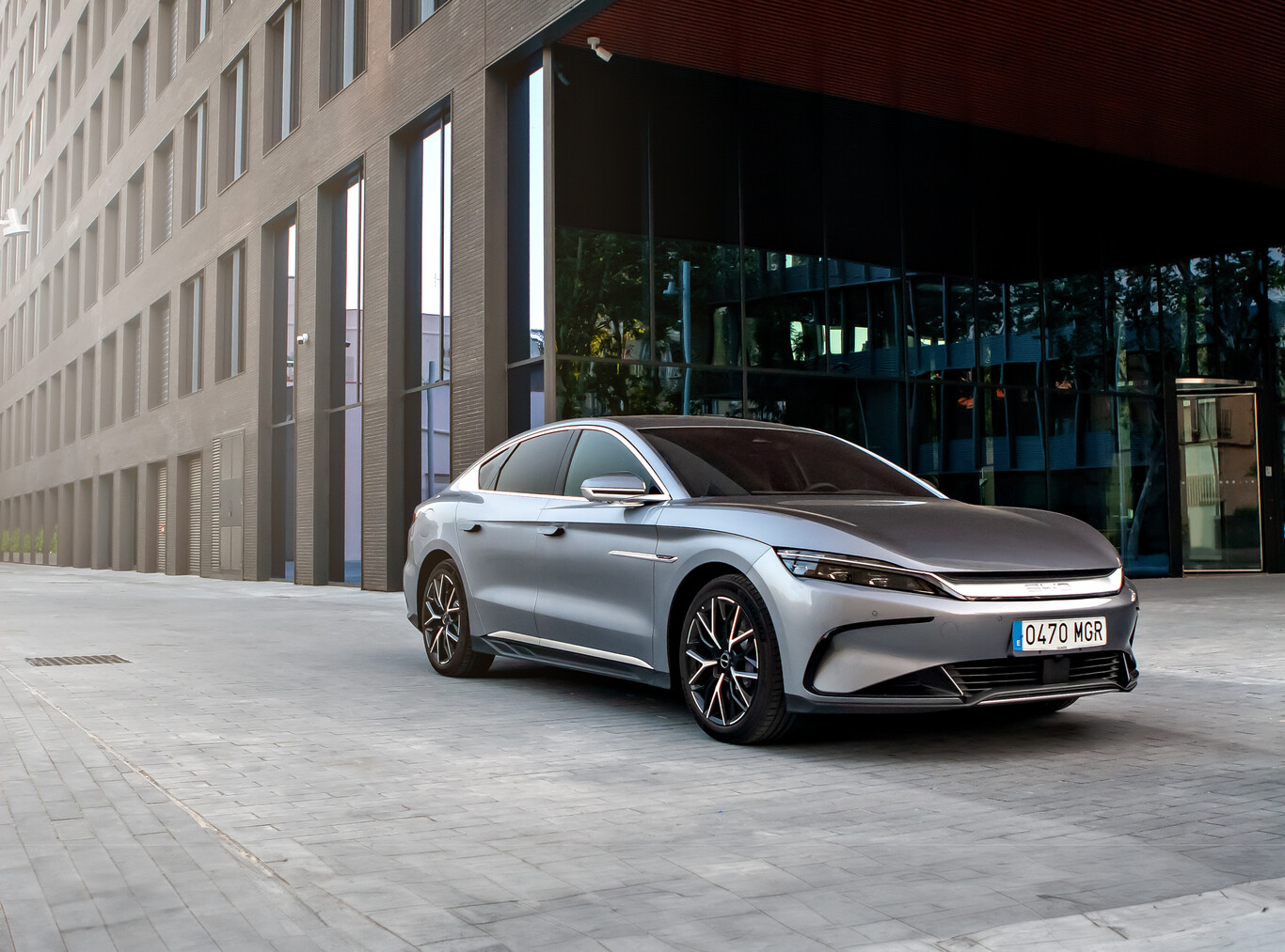 Probamos el BYD Han, una berlina eléctrica china de 517 CV que quiere que te olvides de BMW y ...