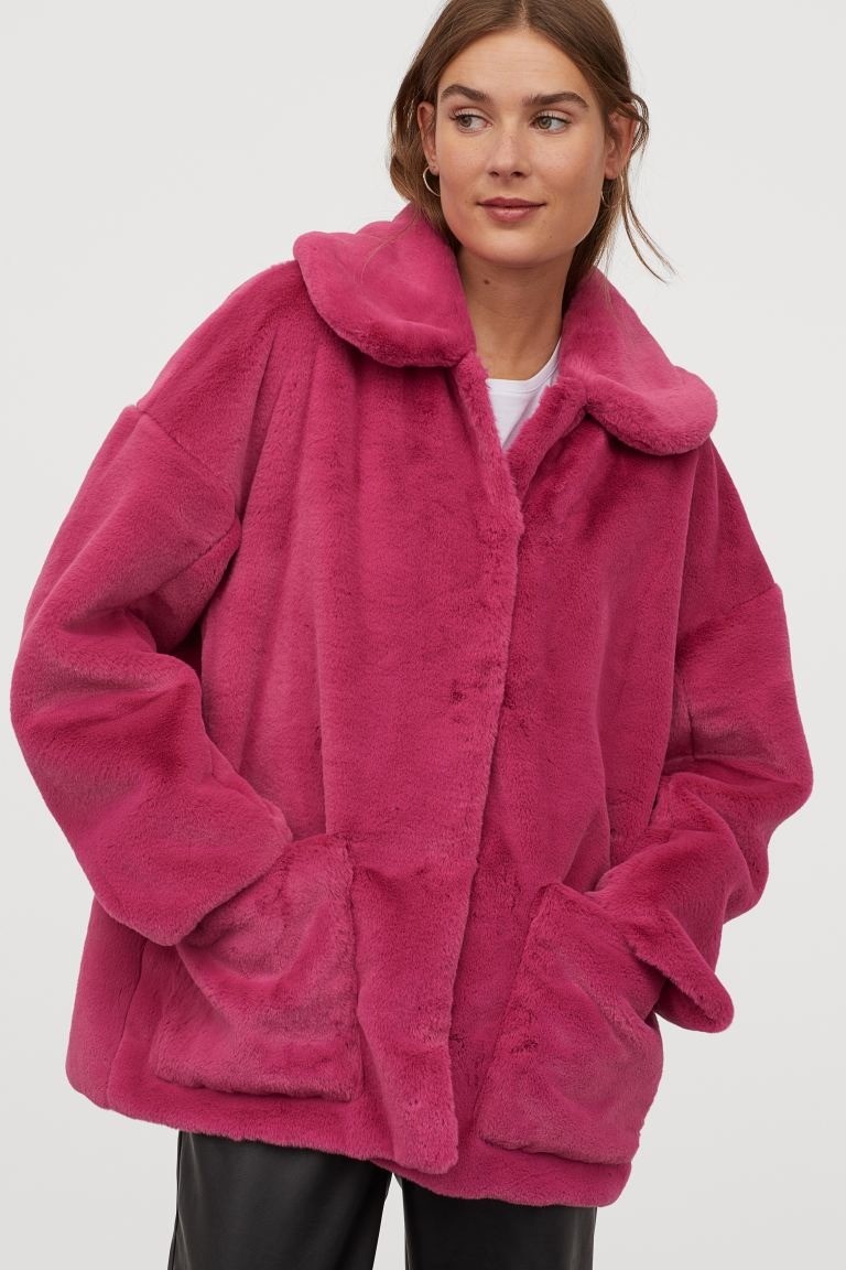 Invierte en un abrigo de pelo rosa y siempre tendrás un look en ...