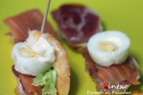 Pincho de langostinos, salmón e ibérico. Receta