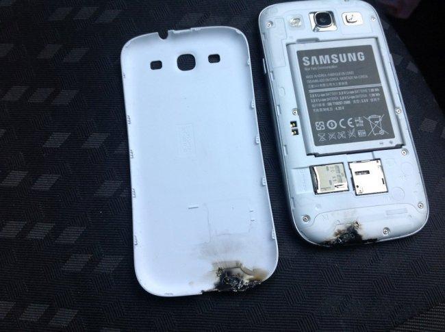 Un Samsung Galaxy SIII explota en una base para automóvil