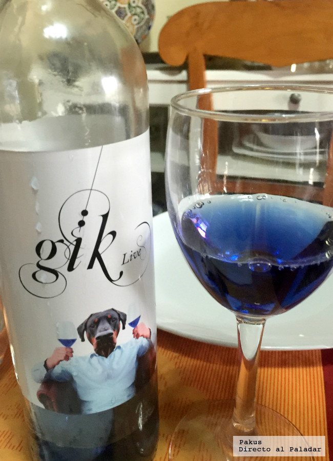 Catamos el vino azul español que se ha hecho famoso en el mundo entero