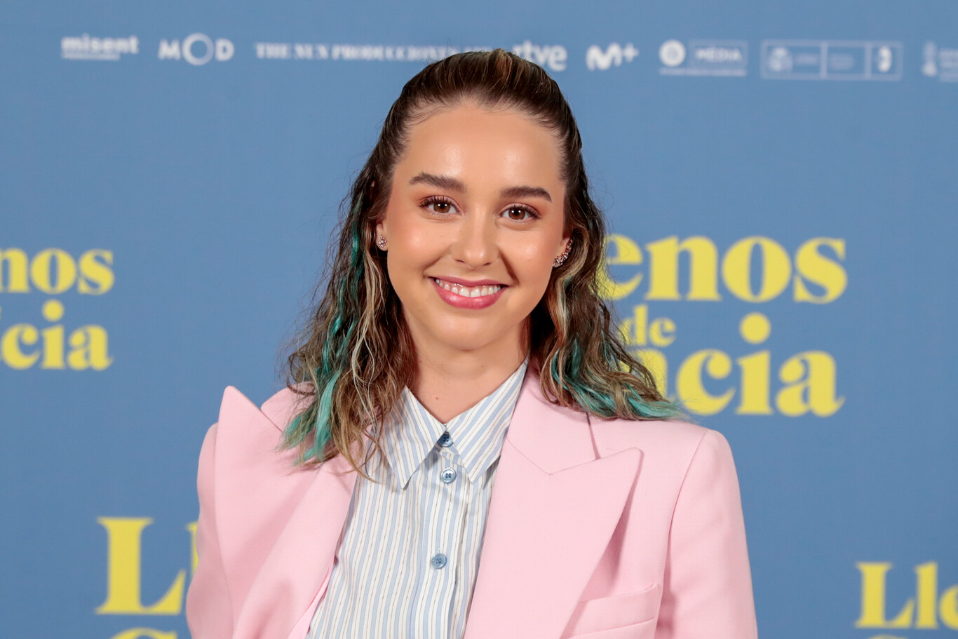 Mechas azules en pelo castaño: cómo llevarlas