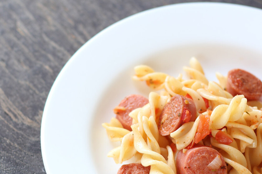 Pasta fusilli con salchicha guisada. Receta