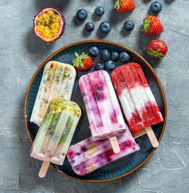 Cómo hacer paletas de yogur con frutas para disfrutar en temporada de calor