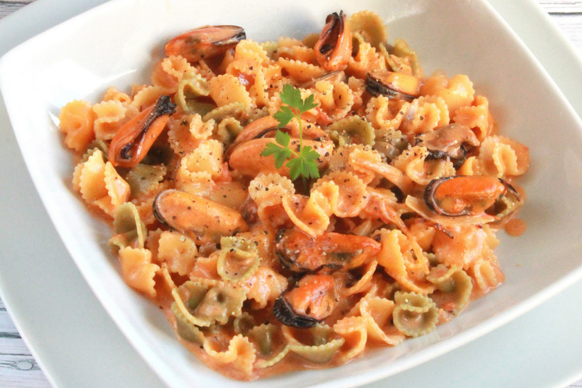 Margaritas de pasta con mejillones en salsa de tomate y nata
