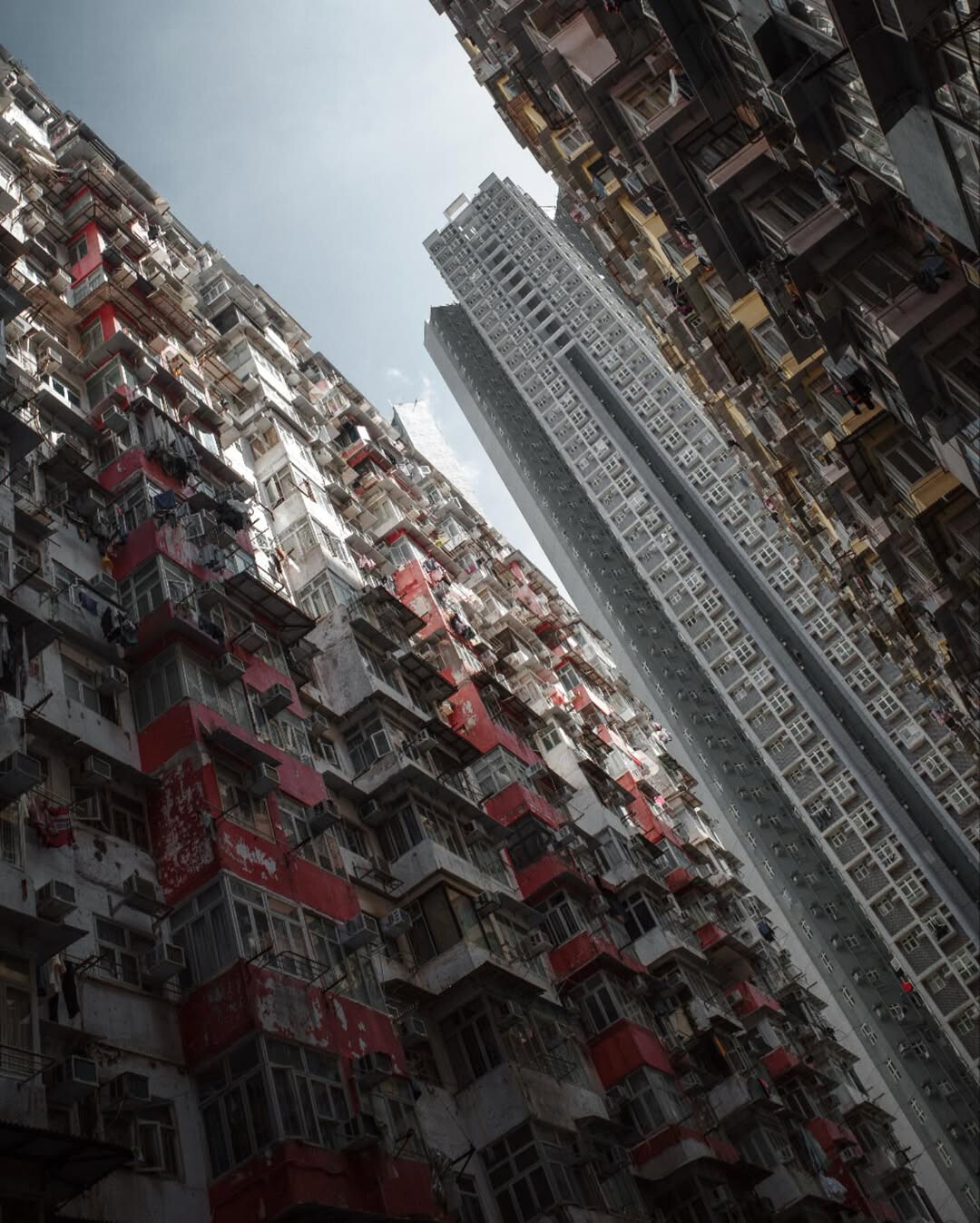 Una turista viaja a Hong Kong y se queda en shock al descubrir un edificio en el que viven 10. ...