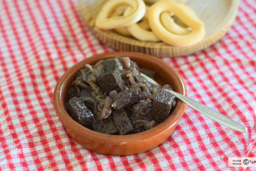 Sangre encebollada: receta fácil de casquería