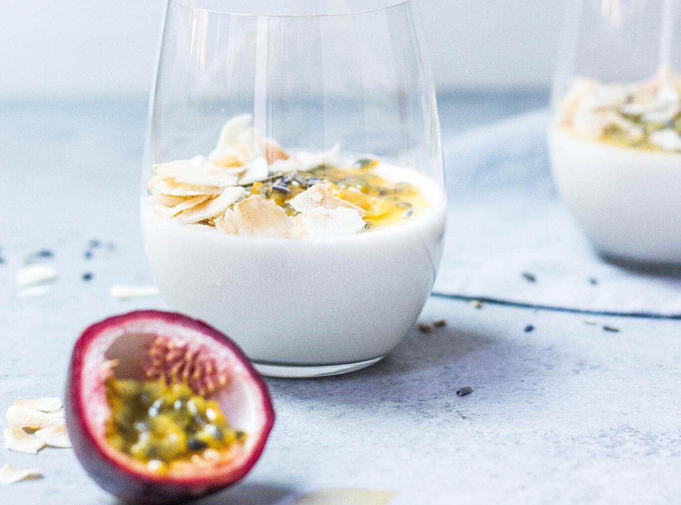 Fruta de la pasión o maracuyá, el fruto tropical de gelatinosa y dulce ...