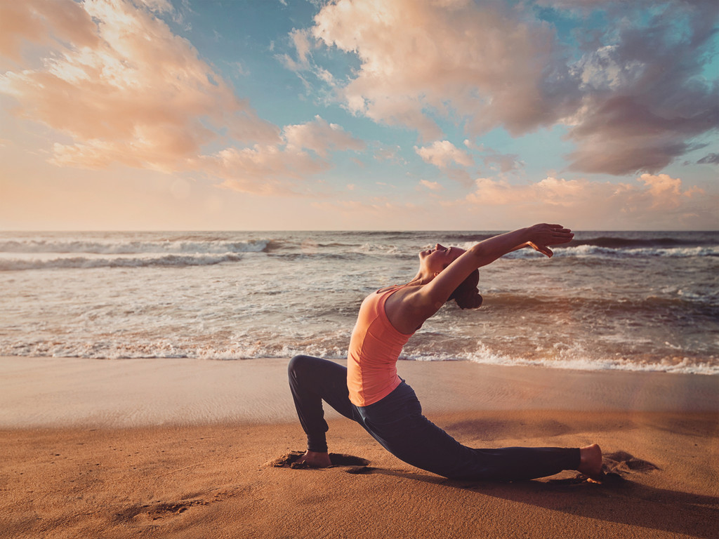 Postura de la luna creciente de Yoga: cómo hacerla y cuáles son sus ...