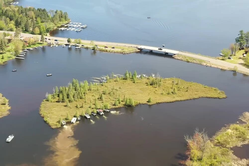 Imagina tener que usar 25 barcos para empujar y mover una isla. Pues eso es lo que tiene que ...