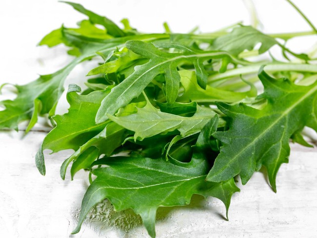 Qué es la rúcula: propiedades, beneficios y cómo usarla en la cocina ...