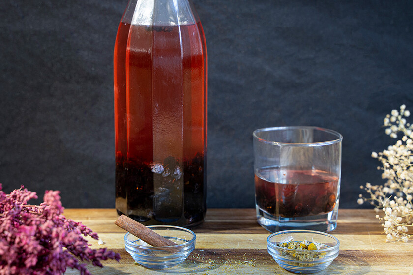 Cómo hacer pacharán o patxaran casero, receta del licor de endrinas navarro