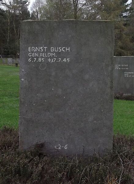 Aquí están enterrados austriacos y alemanes que murieron en suelo ...