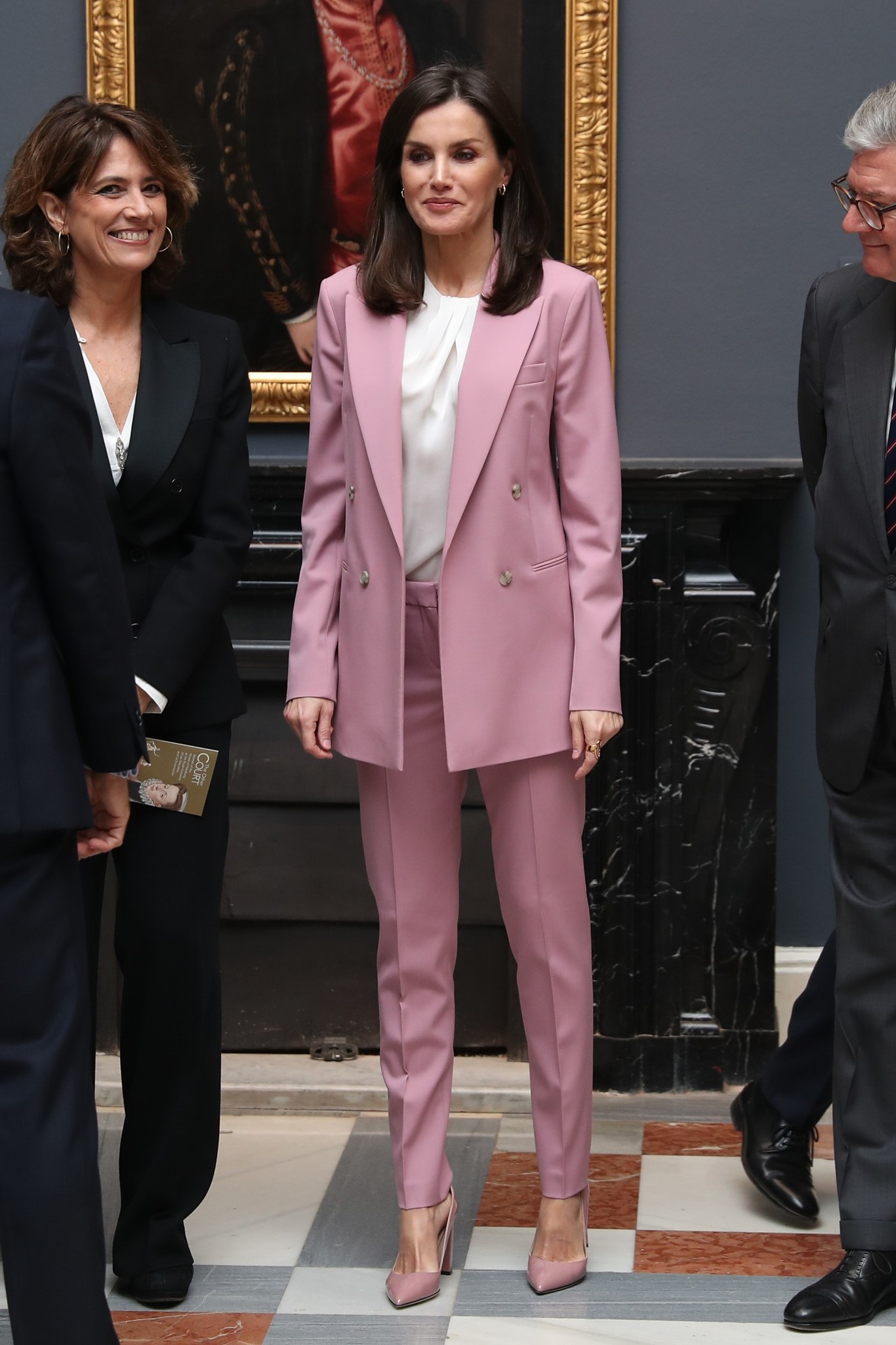 Copiamos el look en rosa de la reina Letizia para hacer frente a los ...
